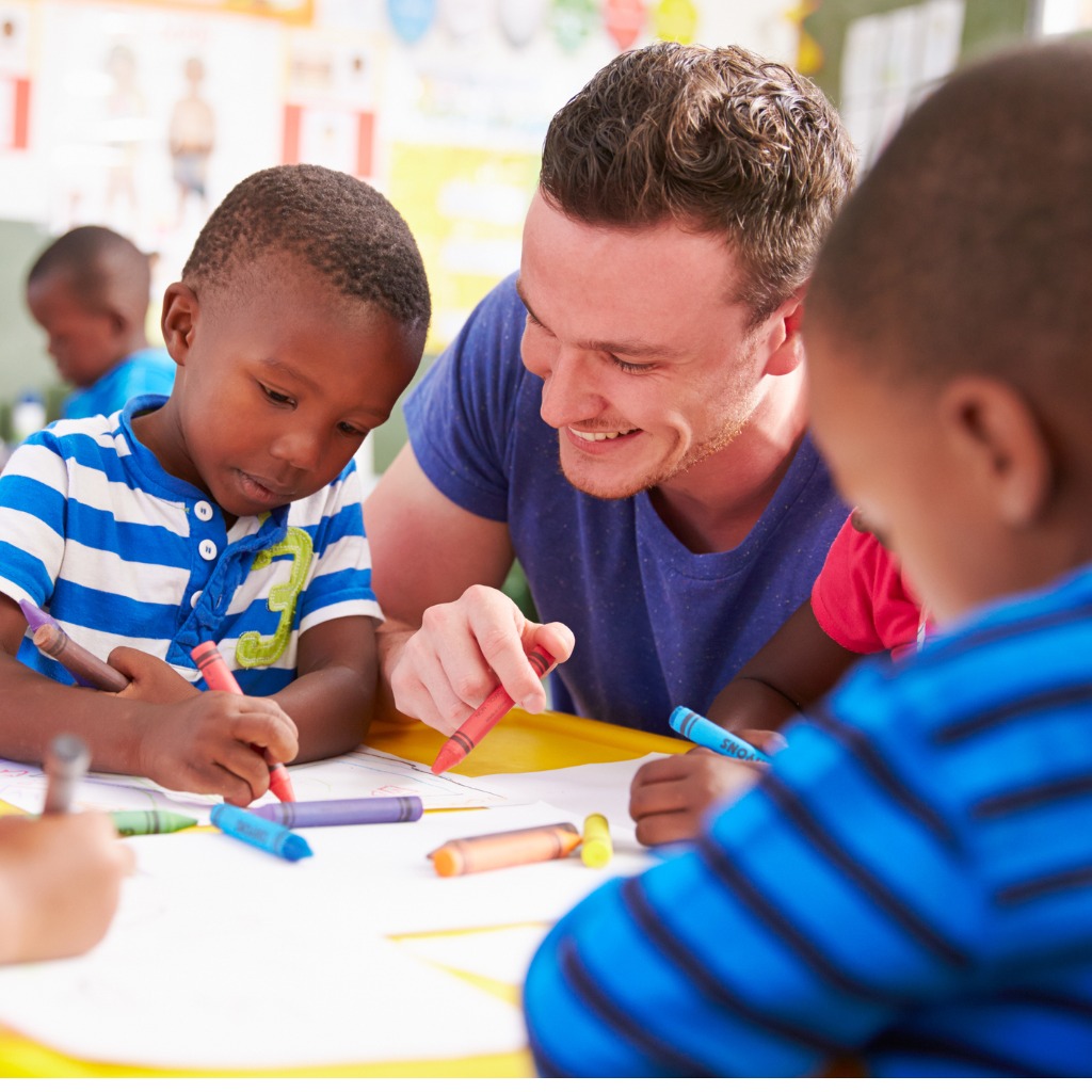 volunteer-teacher-helping-a-class-of-preschool-kids-drawing-picture ...